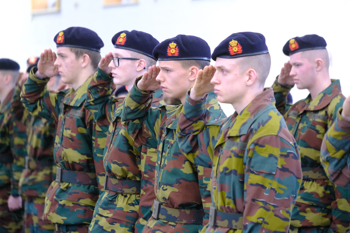 Lichting nieuwe soldaten krijgt officieel ‘muts’ | Foto | hln.be