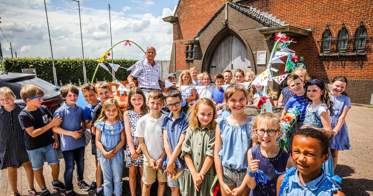 Meester Jan zwaait na 40 jaar kinderen van school Sint-Kristoffel uit ...