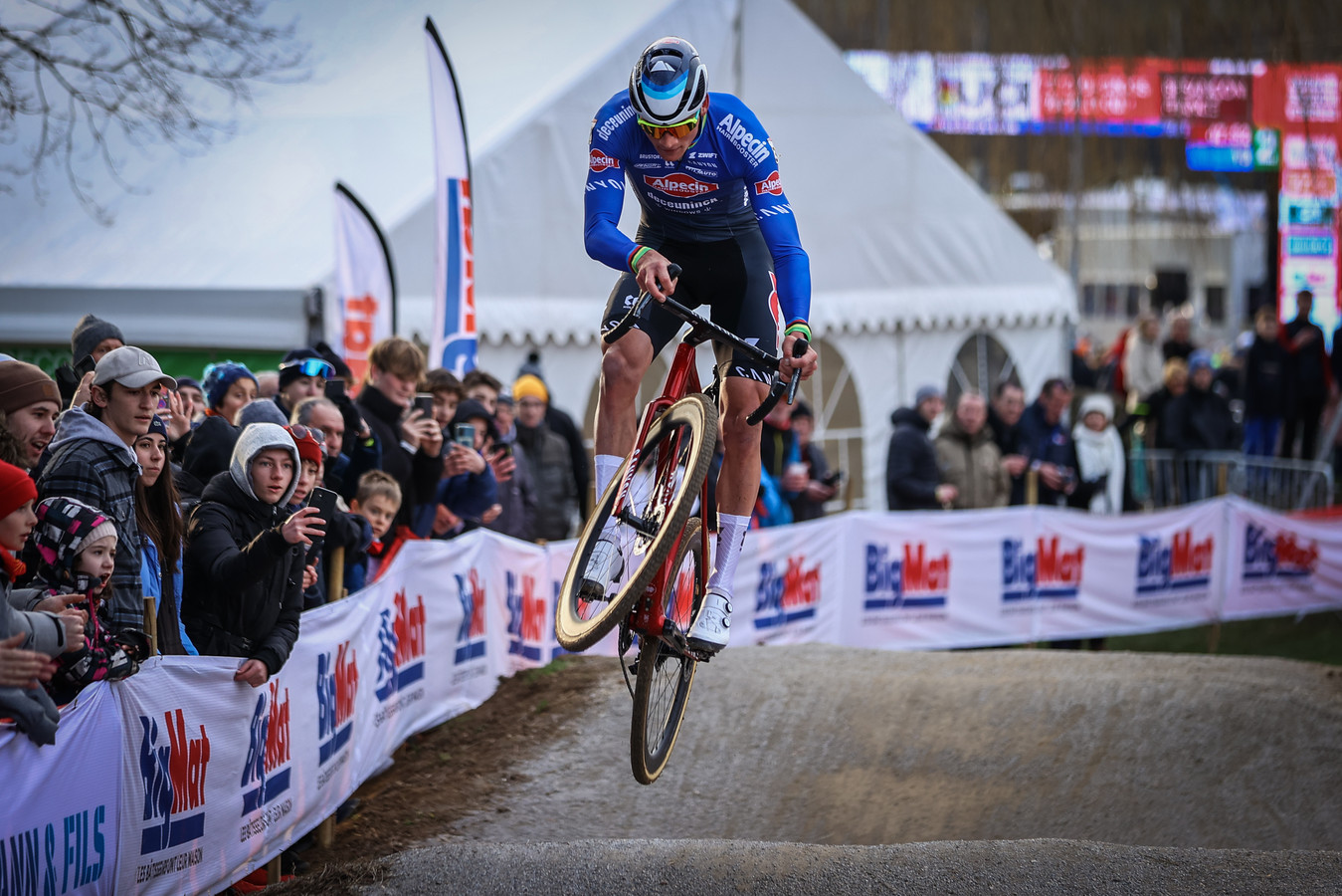 Mathieu van der Poel in topvorm voor duel van het jaar met Wout van ...