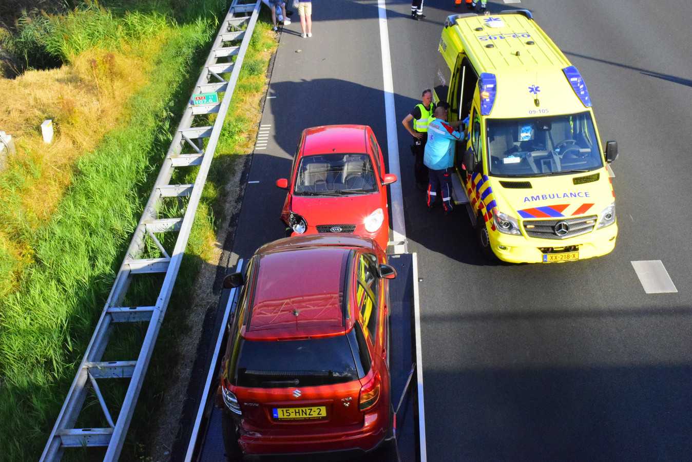 Botsing op de A12 bij Ede; slachtoffer met spoed naar ziekenhuis | Foto | gelderlander.nl