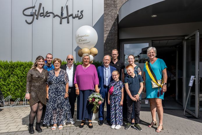 Denis en Jacqueline toosten op gouden jubileum: “Eén dansje en de vonk ...