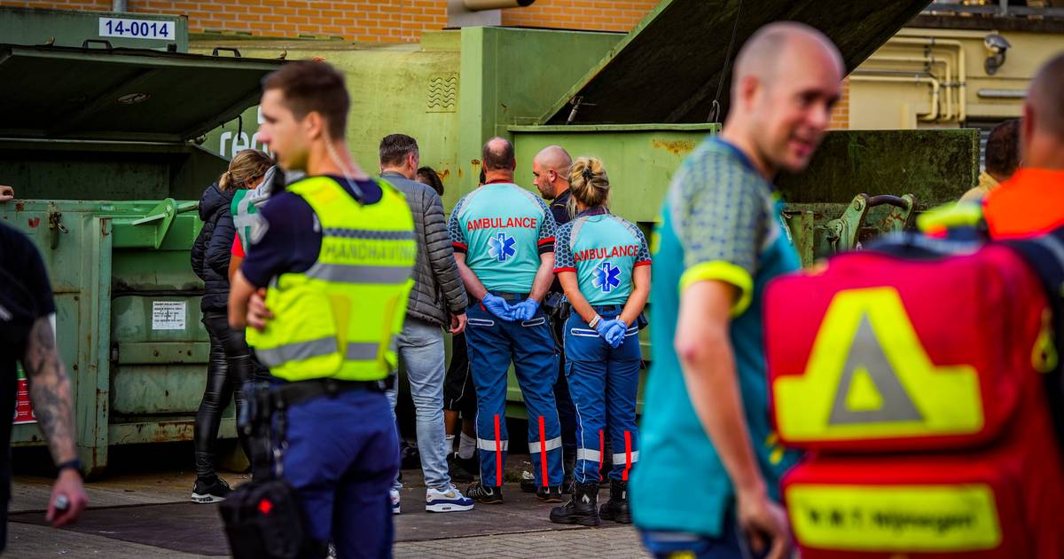Man klimt in container met afvalpers bij station Eindhoven, hulpdiensten rukken massaal uit ...