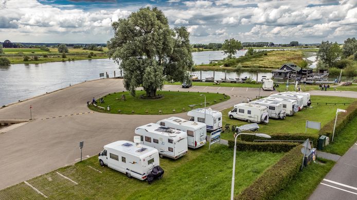 Deze camperplaats aan de IJssel is populair én spotgoedkoop (maar voor ...