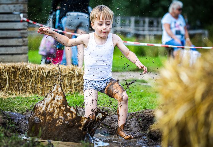 Hoe viezer hoe beter! Lekker rollen in de modder als een varkentje op ...
