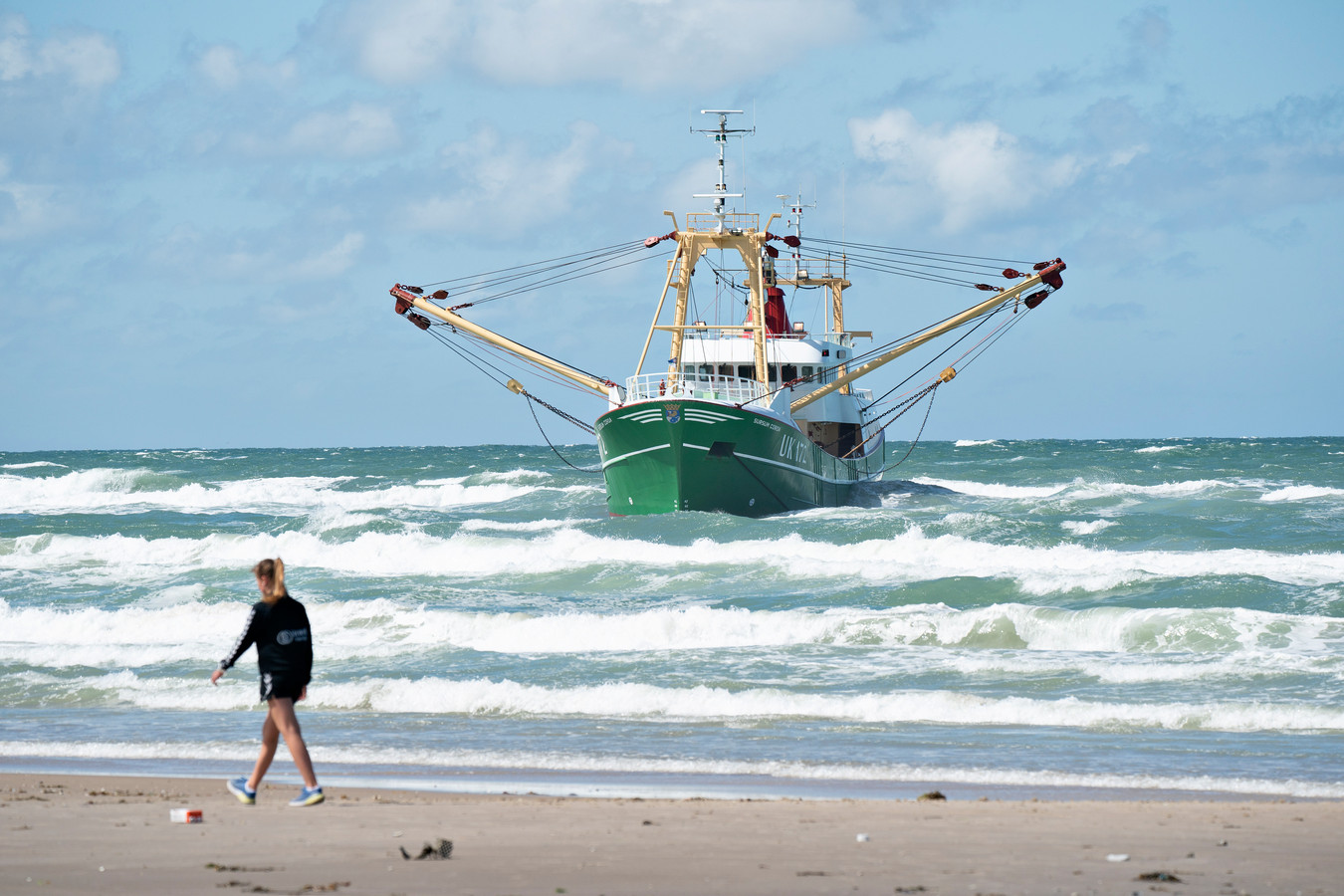Urker viskotter loopt vast op kust Denemarken: vandaag reddingspoging ...