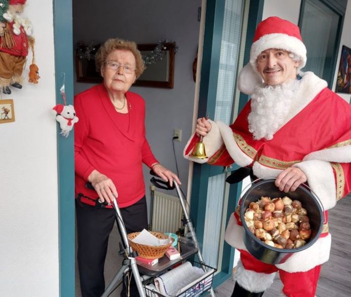 Zevenaarse kerstmannen deelden dagenlang bloembollen uit: ‘Overal met open armen ontvangen ...