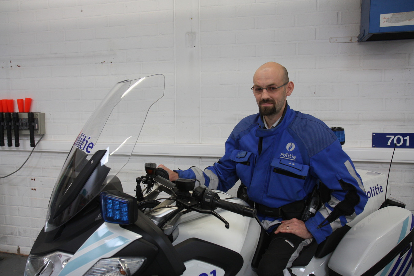 Dave (44) ruilt carrière bij wegpolitie in voor leven als priester: “Ik ...