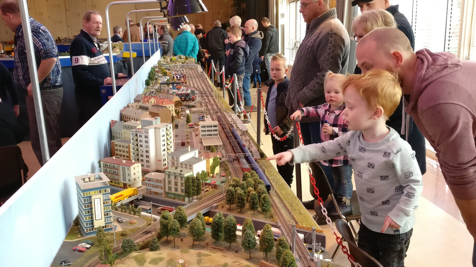 Modeltreinen en spoorbanen bewonderen op show in De Wieken in Vaassen | Foto | AD.nl