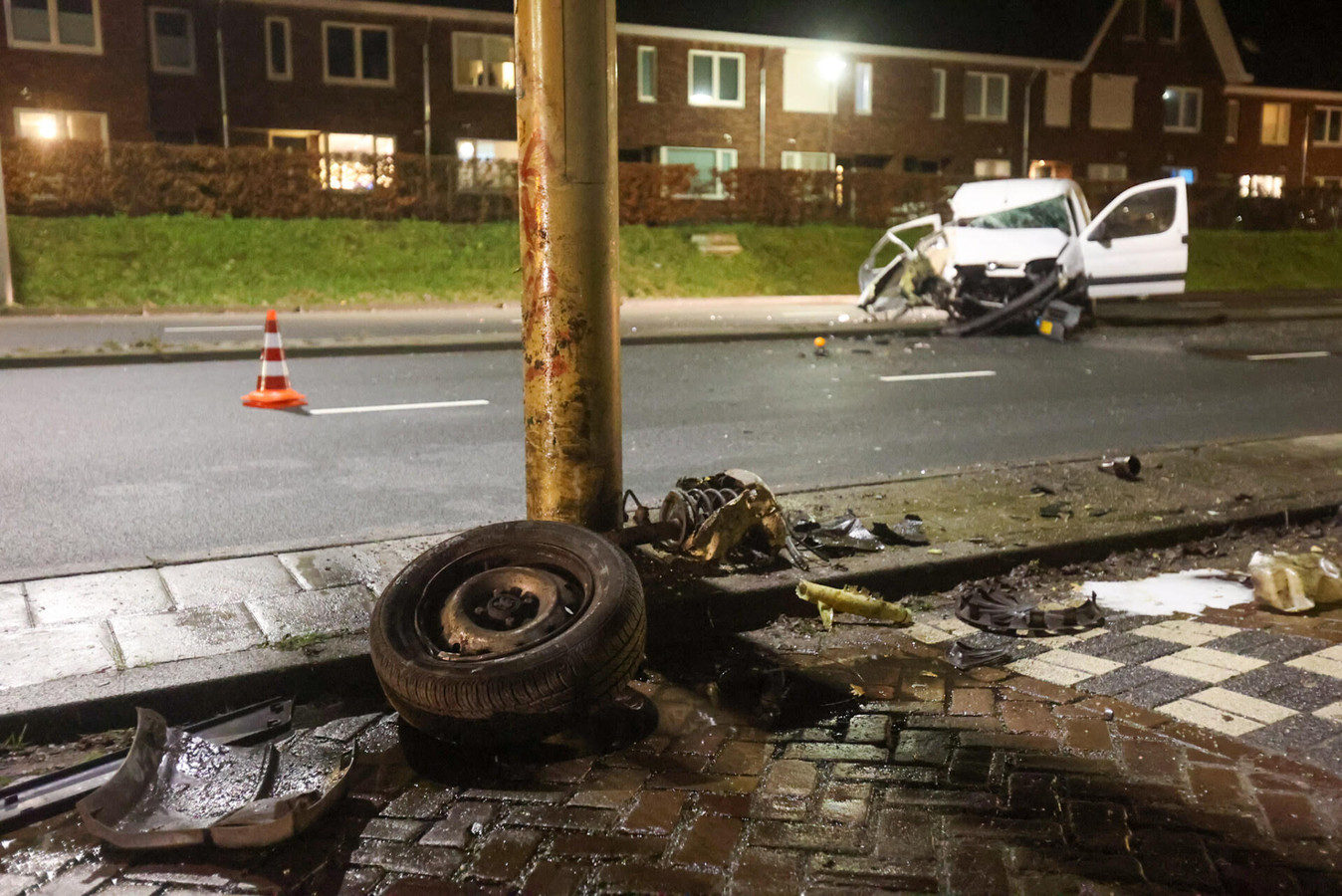 Auto volledig in de kreukels na harde botsing in Eindhoven, bestuurder ...