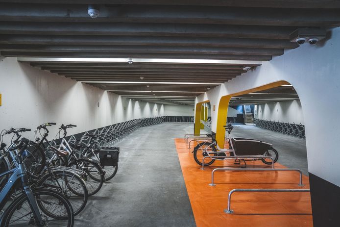 Fietsparking Sint-Michiels weer open, met lockers en hersteldienst ...