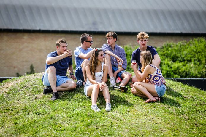 Jongeren zetten hun vakantie in op festival Sunbeam | Diksmuide | hln.be