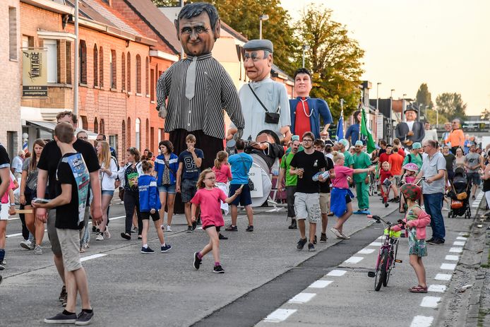 Dorpsfiguren als reuzen door het dorp | Regio | hln.be