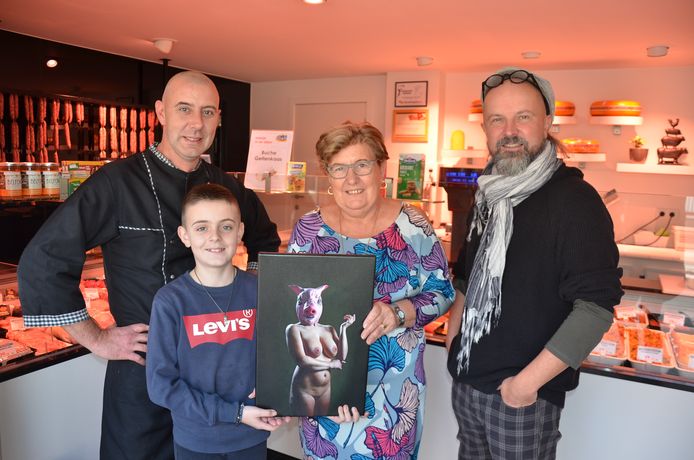Jenny (69) raadt gewicht van ‘dame met varkenskop’ op foto bij slagerij Kurt en Leen | Lochristi ...