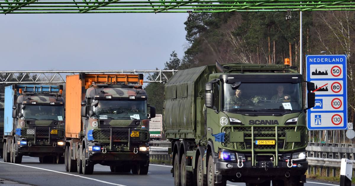 Wennen aan militaire colonnes op A1 bij De Lutte: Nederland in ...