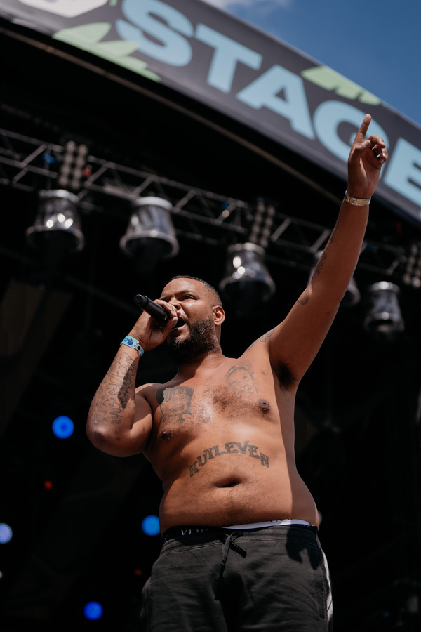 Rookpluimen van joints, snoeiharde beats en uitzinnig publiek: festival ...