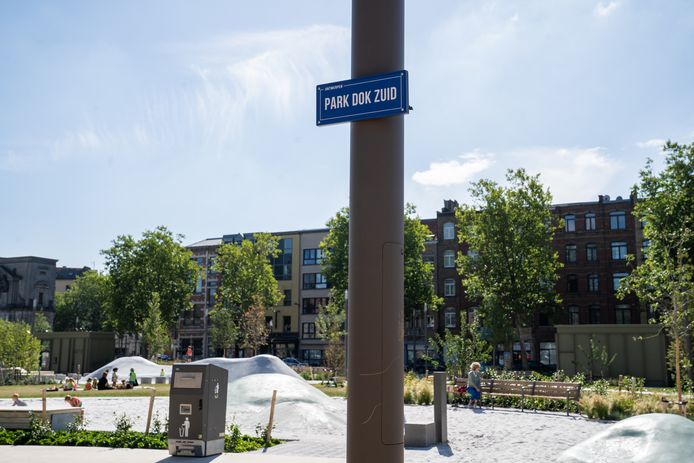Buurtbewoners en handelaars geven niet op en hangen eigen borden op ...