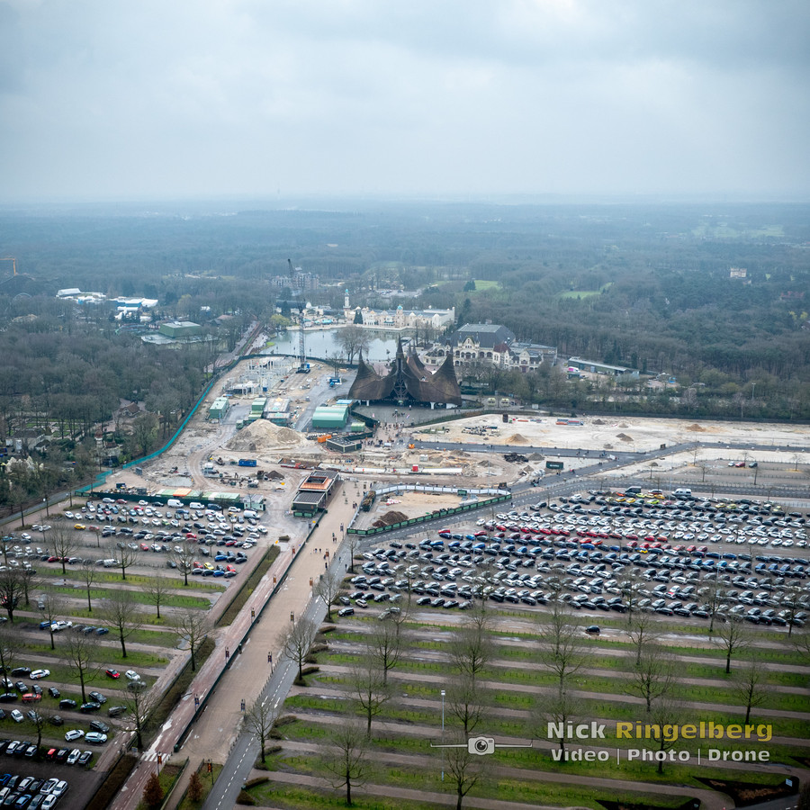Lollige parkeerwachters van de Efteling sorteren auto’s op kleur, drone ...