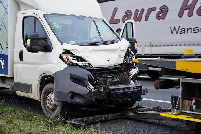 Twee gewonden door botsing tussen bakwagen en vrachtwagen op A58 bij Gilze | Gilze en Rijen ...