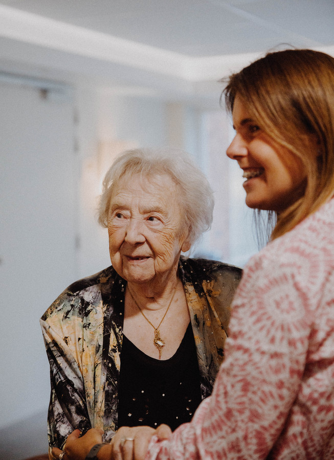 Ilda viert 102de verjaardag: “Grapjes vertellen en rummikub spelen ...