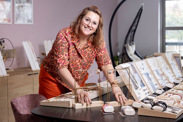 “Ik ‘werk’ voor bijna 50 euro per uur”: Steffie voert haar 2 jobs als ...