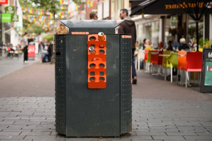 Afvalrekjes voor blikjes moeten voorkomen dat bakken in Hellendoorn worden doorzocht door ...