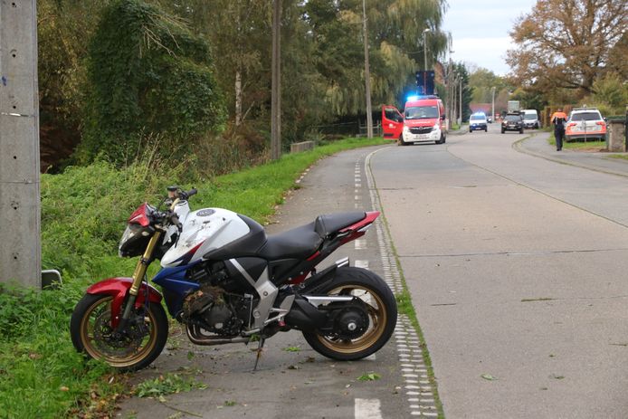 Motorrijder kritiek na zware val bij inhaalmanoeuvre | Waasmunster | hln.be