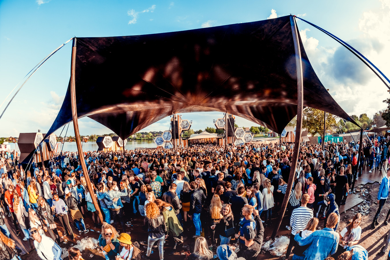 Duikboot trapt bomvolle festivalzomer af in Breda | Foto | bd.nl