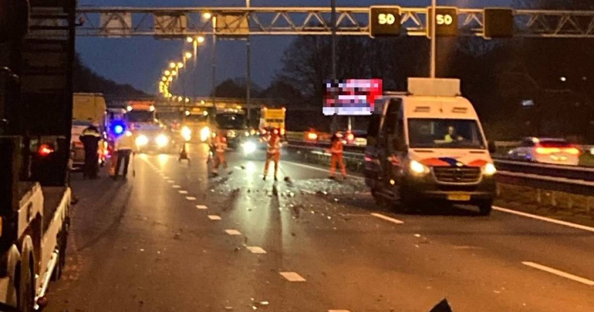 Dode bij ernstig ongeluk met vrachtwagen: A1 richting Apeldoorn was urenlang afgesloten ...