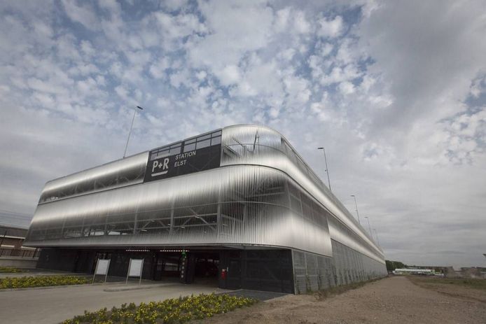 Verkeersregelaars bij volle parkeergarage station Elst | Overbetuwe ...