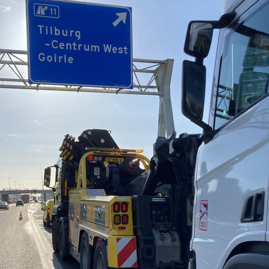 Kapotte vrachtwagen op A58 bij Tilburg bezorgt verkeer vanaf Bavel ... Kapotte vrachtwagen op A58 bij Tilburg bezorgt verkeer vanaf Bavel ...