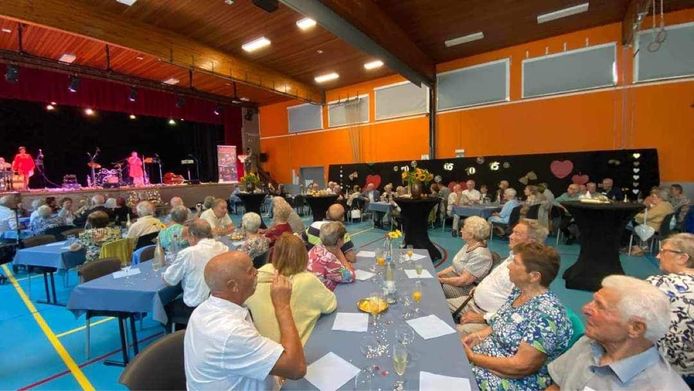 Jubilarissen in de bloemetjes gezet | Begijnendijk | hln.be