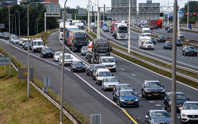Nieuwegein sluit wegen af om verkeersstroom in goede banen te leiden, verkeer staat nog altijd ...