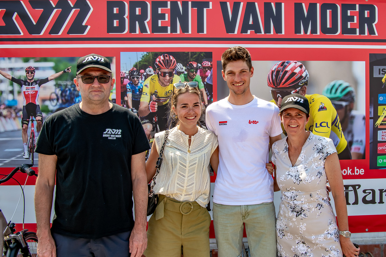 Brent Van Moer brengt bezoek aan supporterscafé De Voermansrust na ...