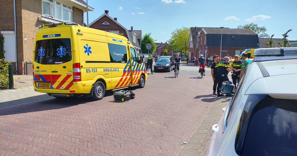 Fietser ernstig gewond bij aanrijding in Rijssen, per traumahelikopter ...