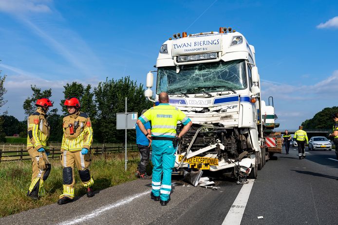 Olie op wegdek A59 bij Raamsdonk na botsing tussen vrachtwagens | Oosterhout | bndestem.nl