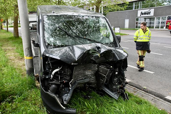 Vrouw gewond na stevige frontale klap tegen boom in Izegem | Izegem | hln.be