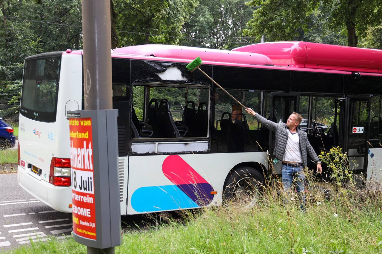 Passagier springt door raam van rijdende bus naar buiten: gewond naar ...