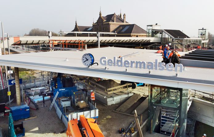 Station Geldermalsen heeft weer een naam én een klok | West Betuwe ...