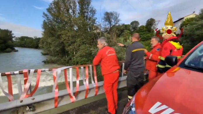 Beelden tonen wanhopige omhelzing van drie vrienden voor ze worden ...