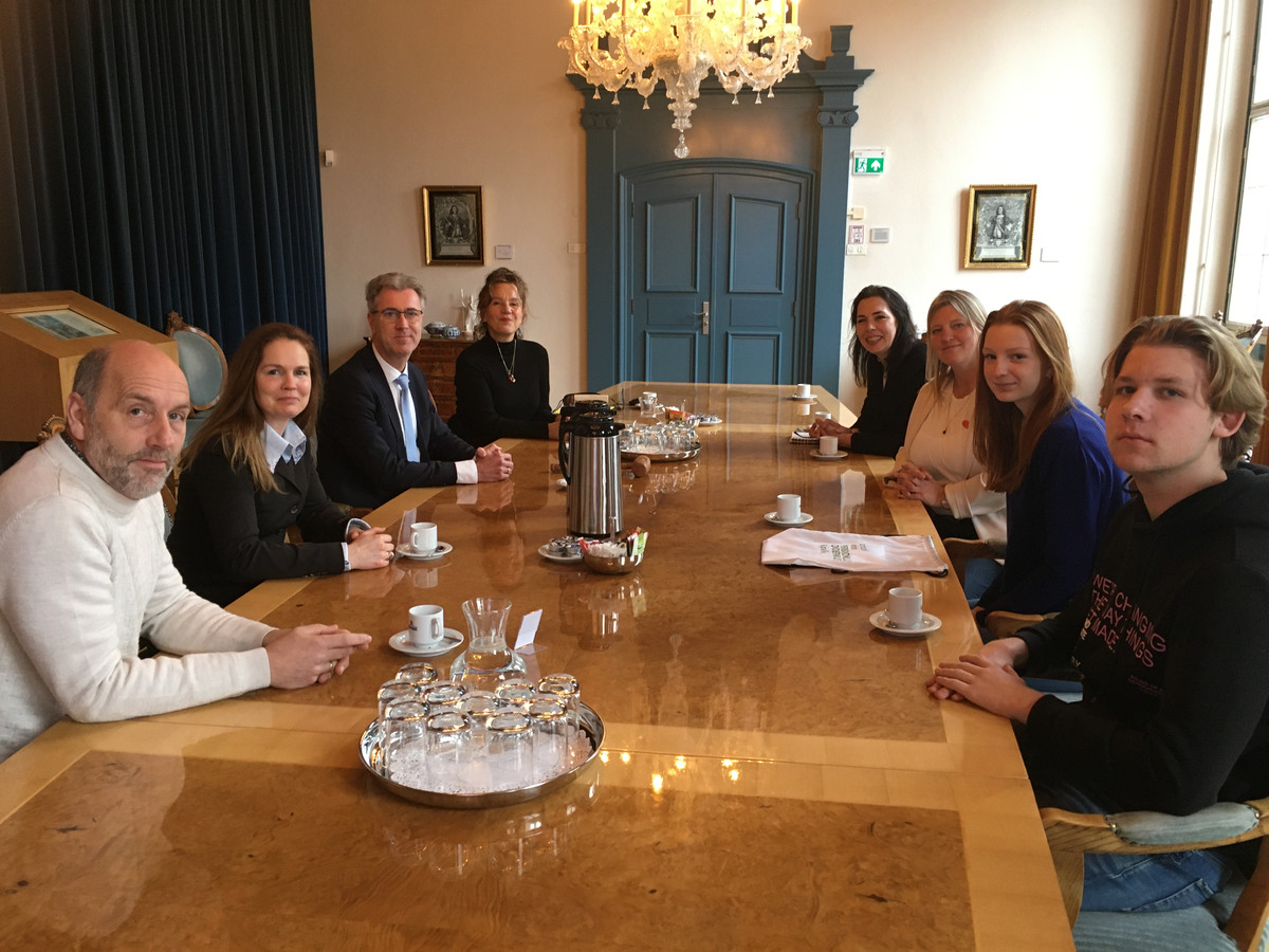Actievoerders zetten nieuw wapen in om Isaac Beeckman Academie open te ...