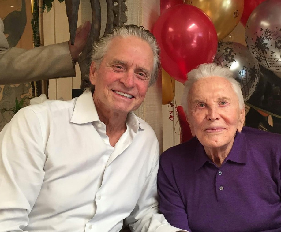 Kirk Douglas viert 101ste verjaardag met zoon Michael | Foto | hln.be Kirk Douglas viert 101ste verjaardag met zoon Michael | Foto | hln.be