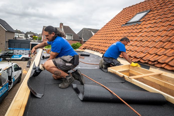 Van de regen in de drup: Twentse dakdekkers met handen in het haar vanwege slecht weer | Rijssen ...