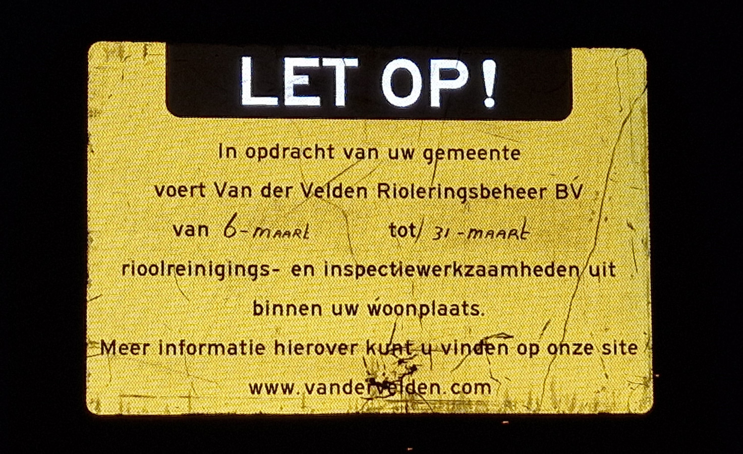 Automobilisten in verwarring door een geel bord met ‘Let op!’ en een ...