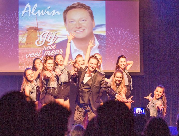 Zanger Alwin op Koningsdag langs zorginstellingen in Goes | Zeeuws ...
