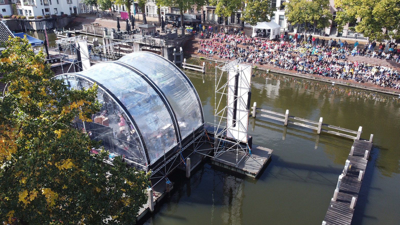 Honderden kinderen op de trappen in de Lingehaven waar zaterdag ook nog ...