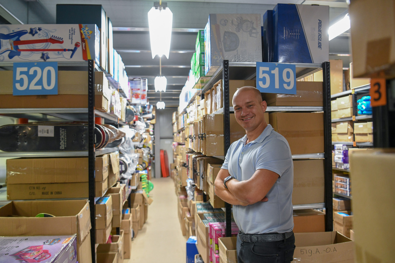 150 coronawerklozen helpen pakketjes maken bij TOM in Bladel | Foto | ed.nl