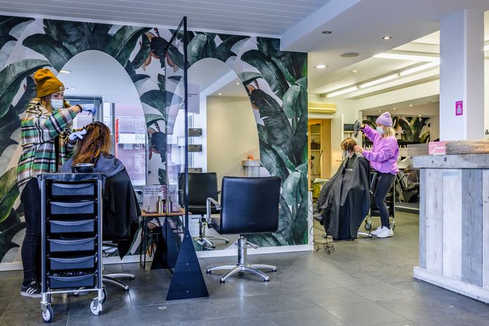 Kappers openen met veel enthousiasme weer de deuren: “Nog meeste werk ...