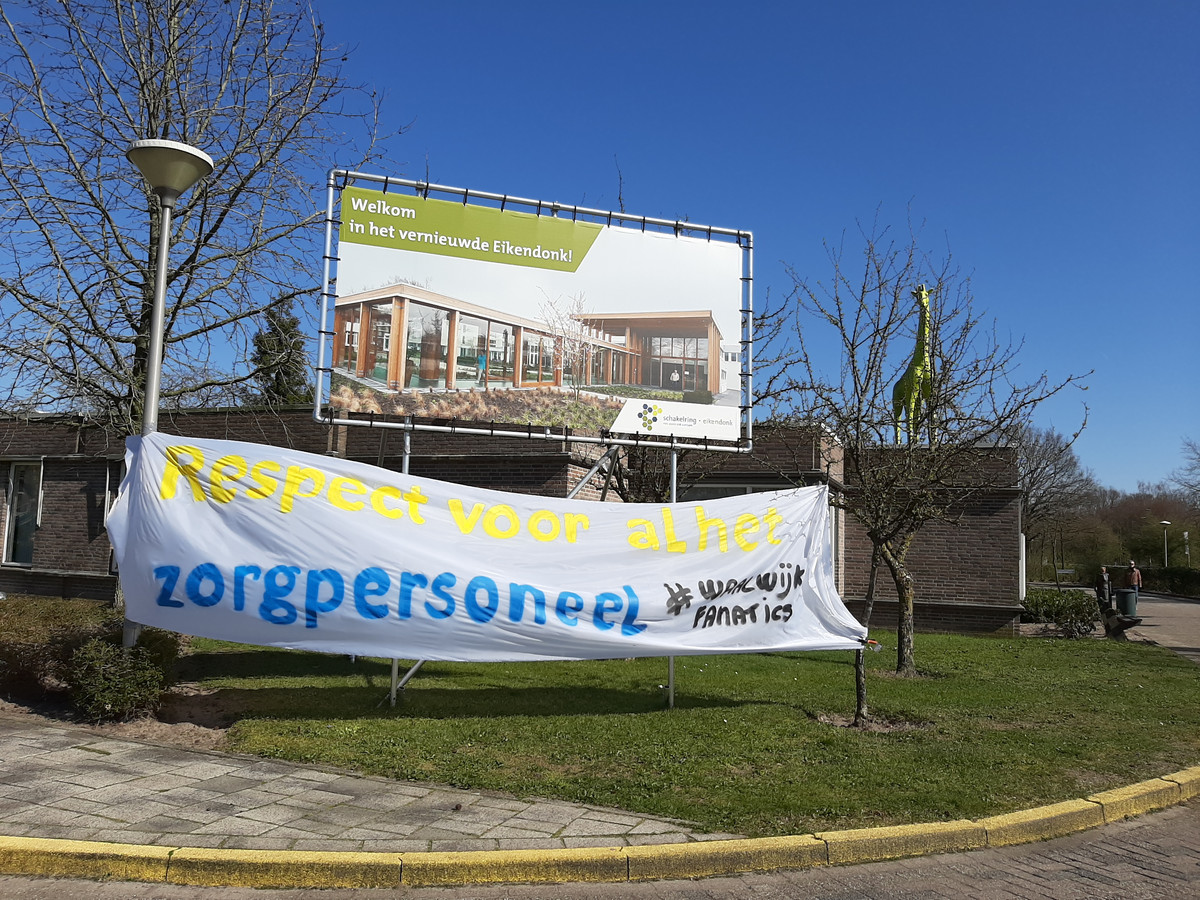 Corona: Naastenliefde komt bij de ouderenzorg toch wel binnen | Foto ...