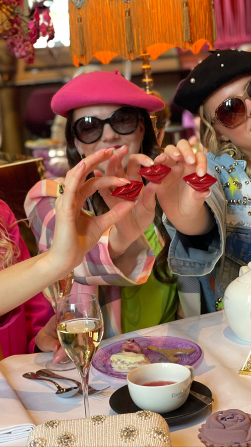 Hightea in de stijl van ‘Emily in Paris’: ‘Gasten komen hierheen vanuit ...
