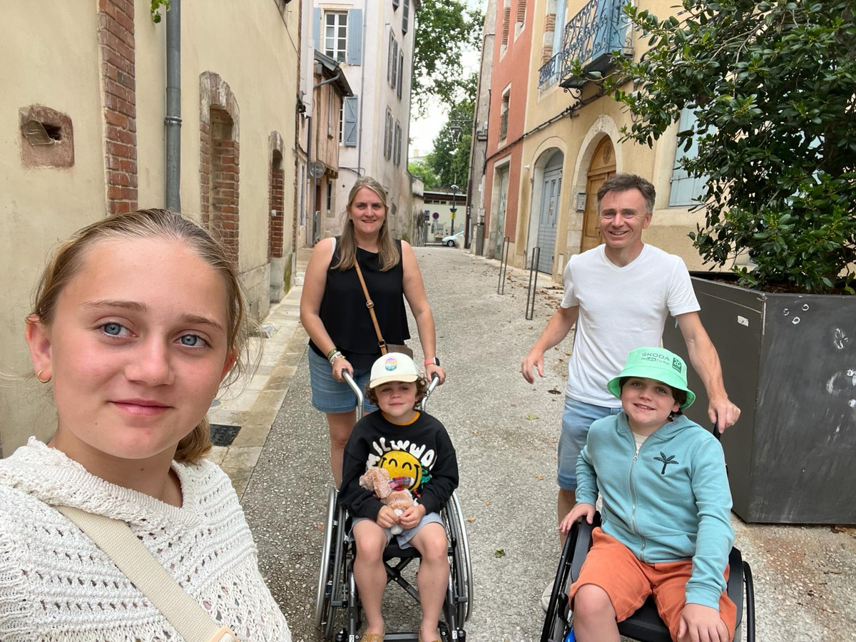 Broertjes Otis (9) en Jules (11) lijden aan ongeneeslijke spierziekte, opa Dirk zet steunactie ...